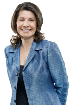 Photo de Liz Papadopoulos, présidente du conseil, debout et souriante ...