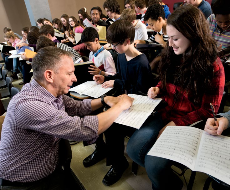Photo de Robert Filion, dans une salle de classe, avec un grand nombre ...