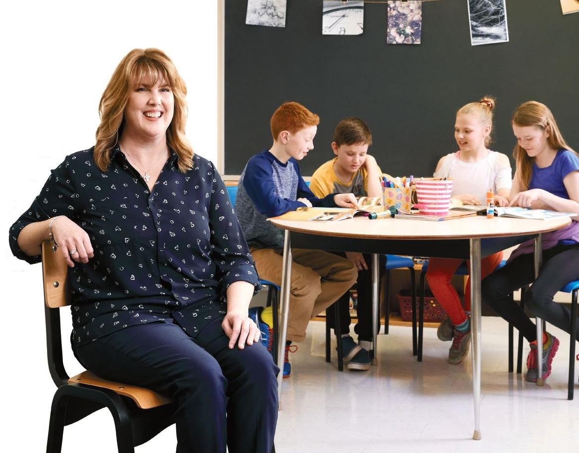 Photo de Kim Handley, enseignante agréée de l'Ordre, assise sur une ...